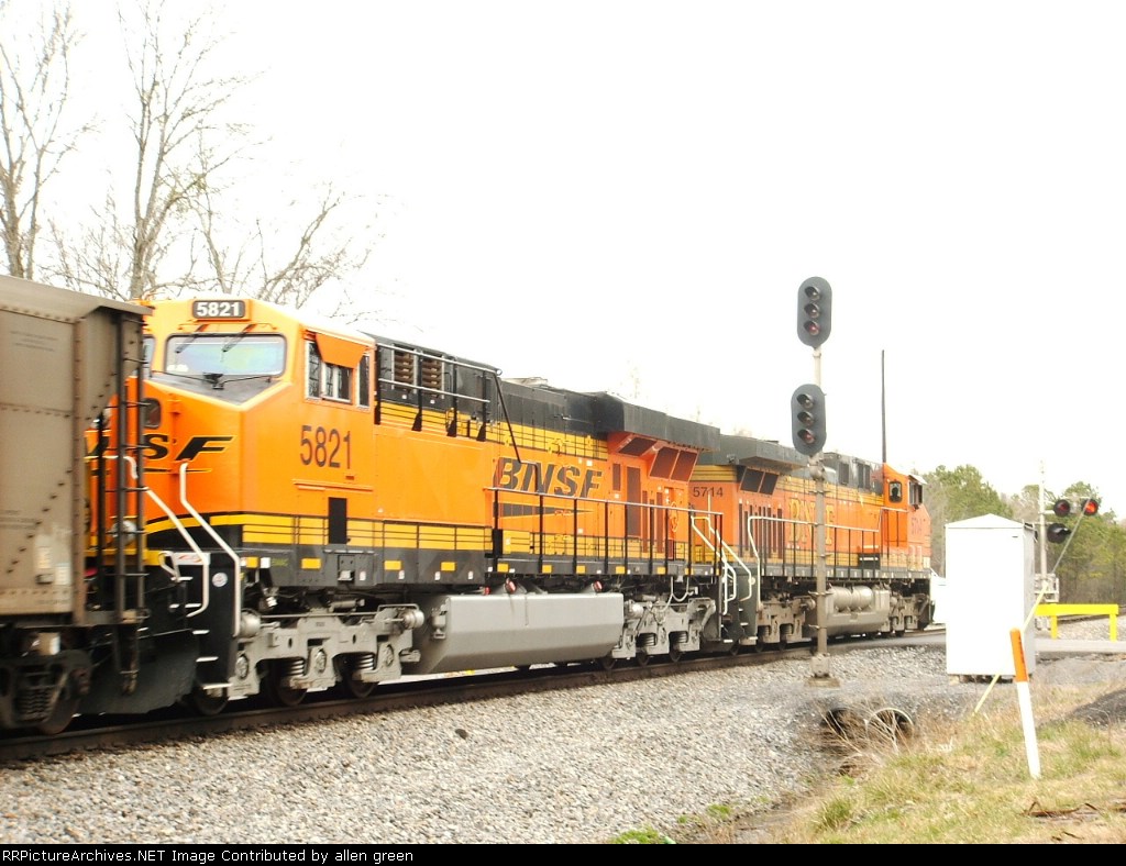 BNSF 5821